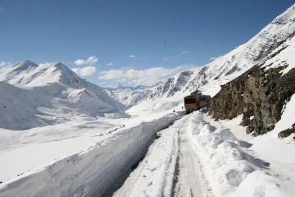 Mughal road remains shut for 6th day, Kashmir highway through for one ...