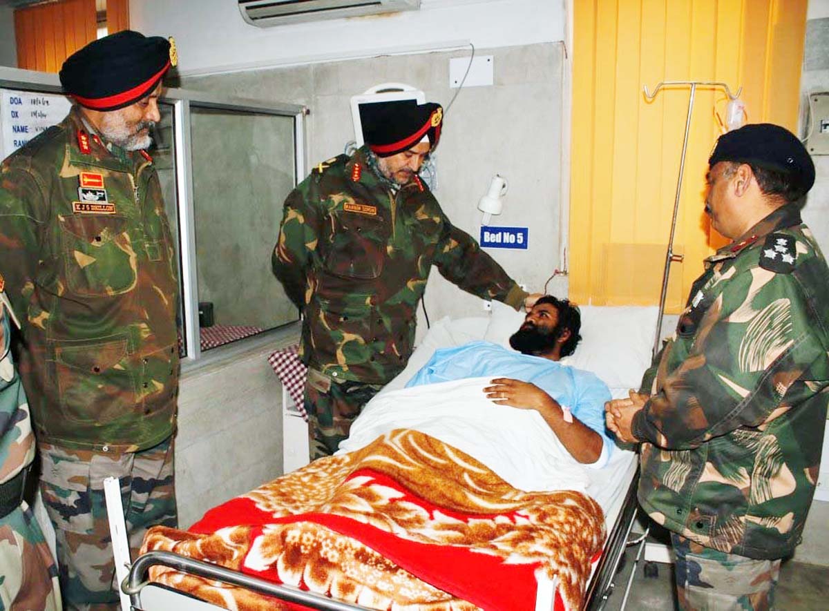Northern Army Comdr Lt Gen. Ranbir Singh enquiring about health of an ...