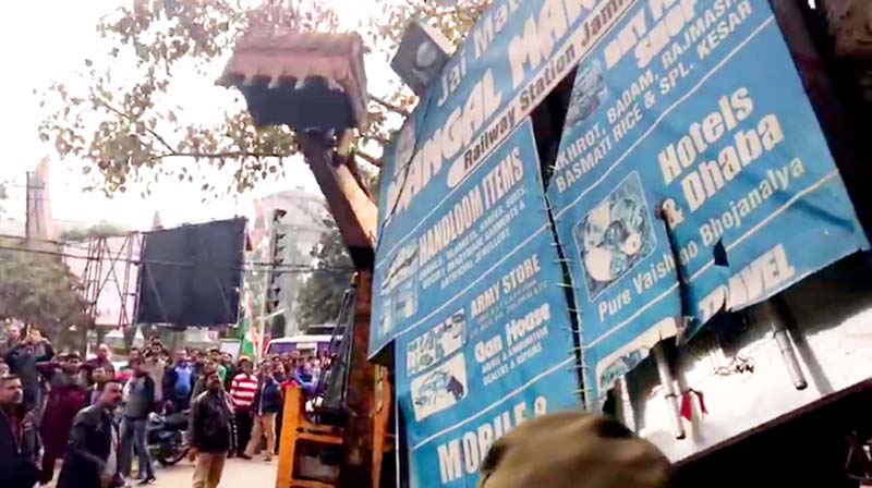 Shopkeepers of Mangal Market protest against JDA, warn to start ...