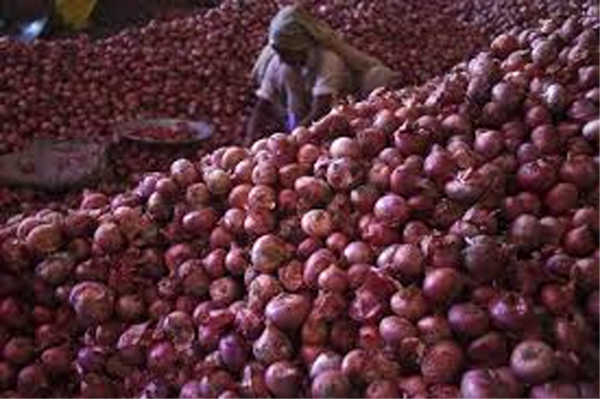 Onion, tomato prices continue to rule high at Rs 60-70/kg in Delhi ...