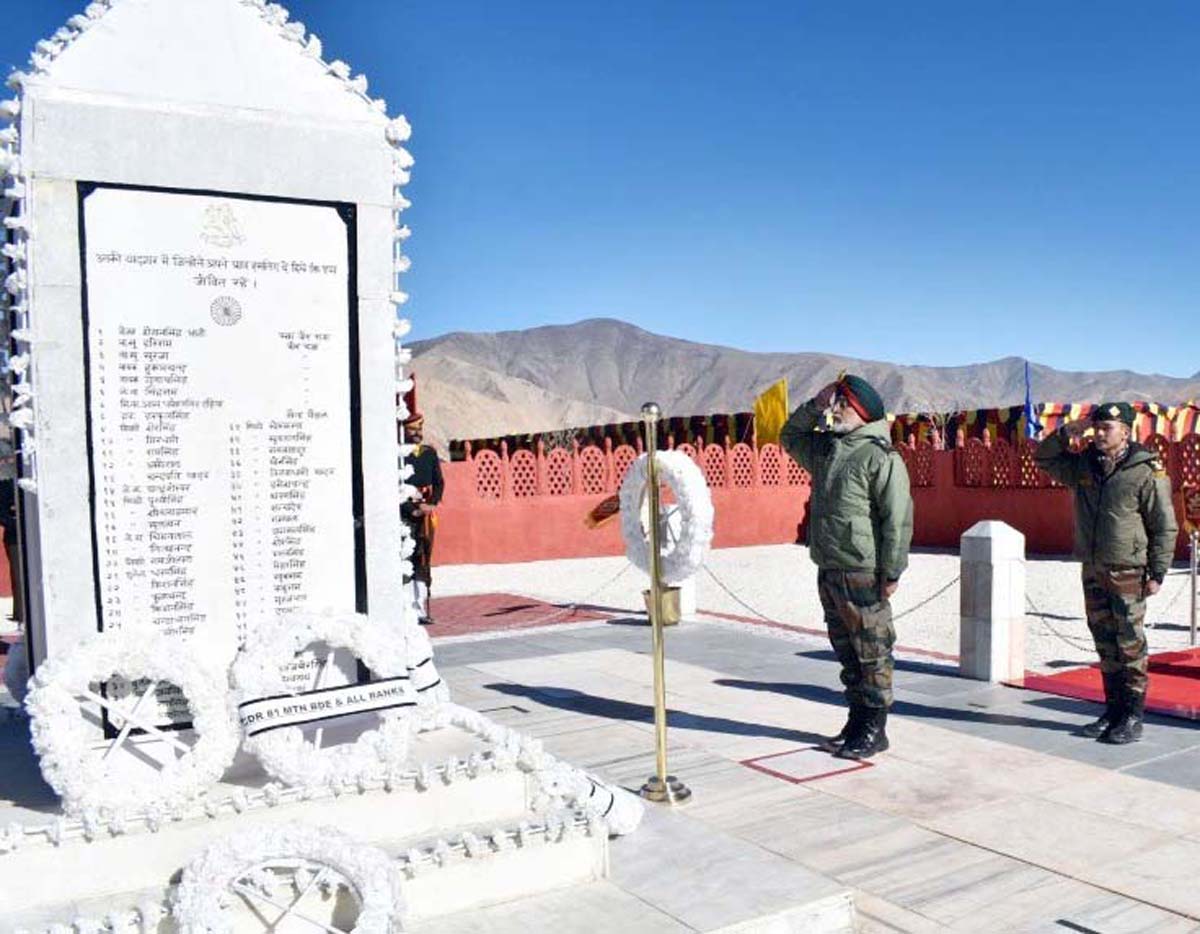 GOC, Fire & Fury Corps Lt Gen Harinder Singh laying wreath at war ...