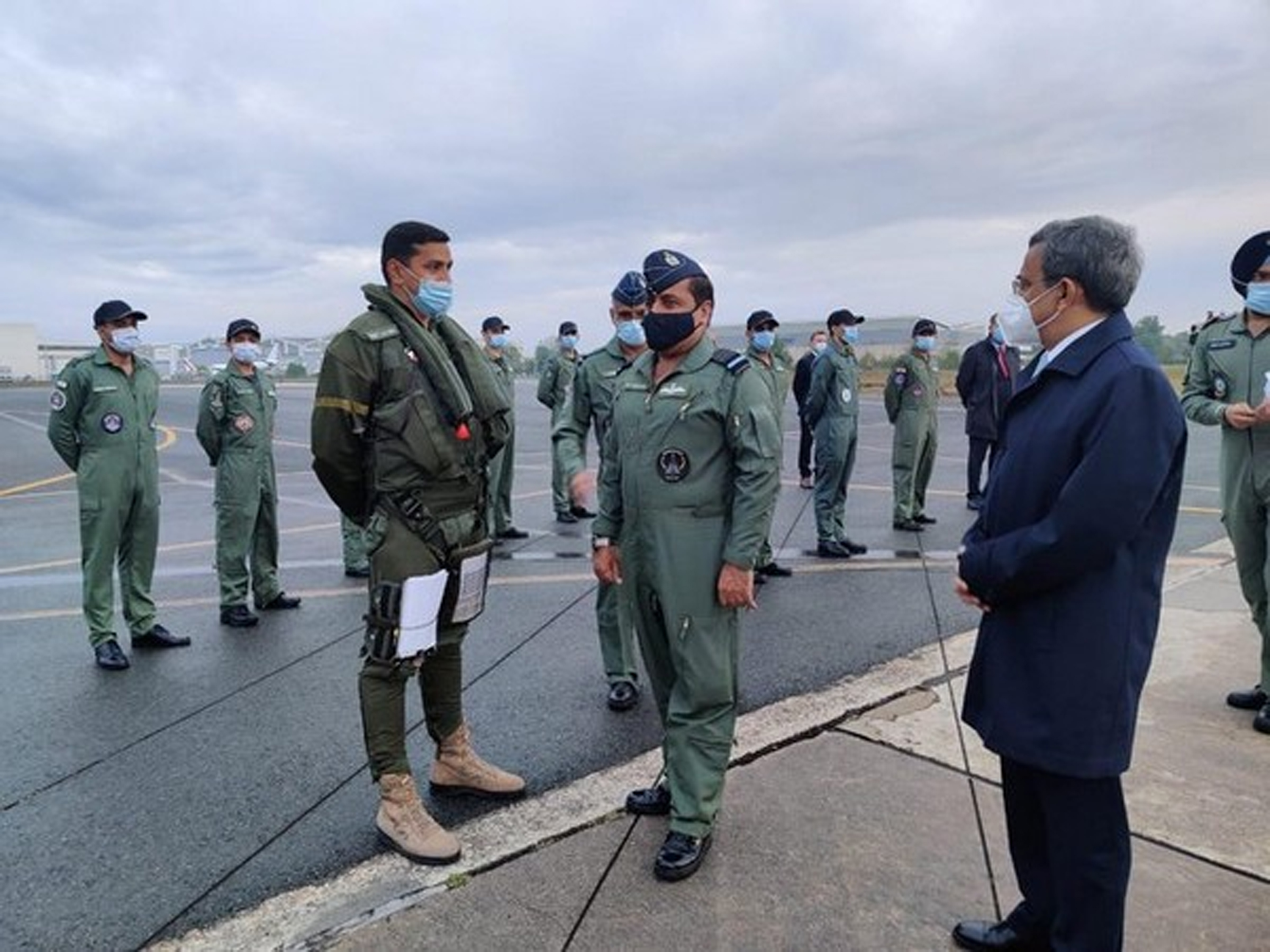 IAF Chief Bhadauria visits Rafale Conversion Training Center, Bordeaux ...