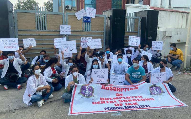 Unemployed dental surgeons lock Dental College gate as police foils ...