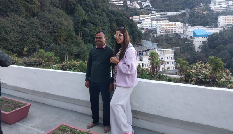 Bipasha Basu pays obeisance at Mata Vaishno Devi shrine - Daily Excelsior