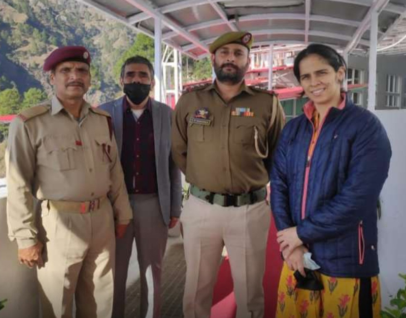 Ace Badminton player, Saina Nehwal posing for a photograph with cops at ...