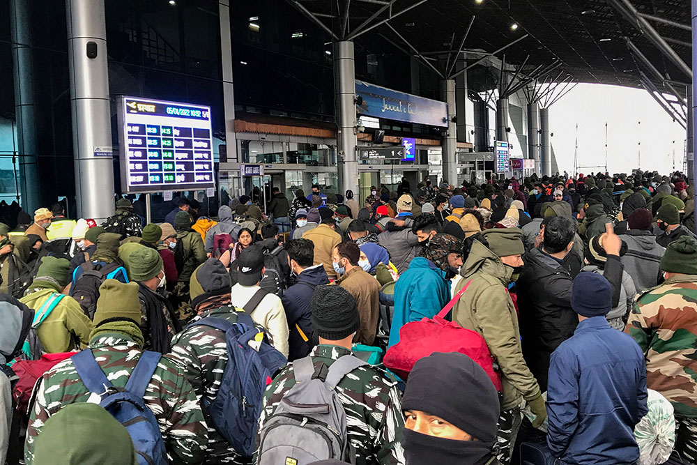 Bad weather affects flight operations in Srinagar, travellers asked to ...