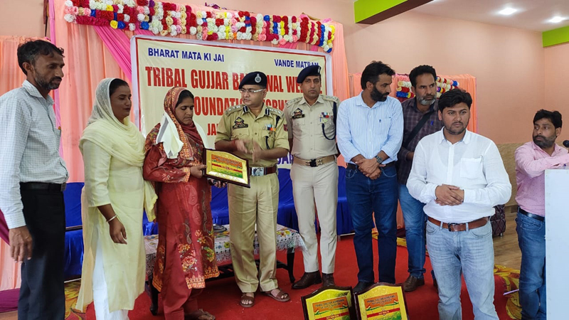 SSP honours families of police personnel - Daily Excelsior