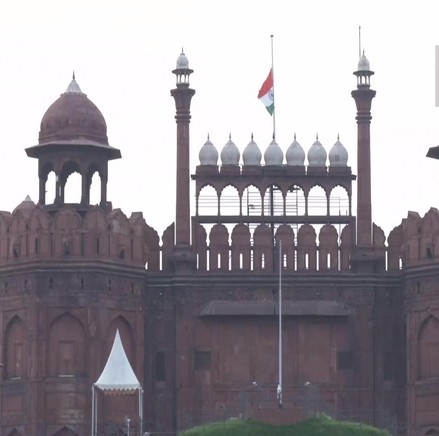 India mourns Shinzo Abe's assassination, national flag flies at half ...