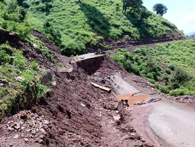 Village Chore Panjian, adjoining hamlets continue to remain cut off ...