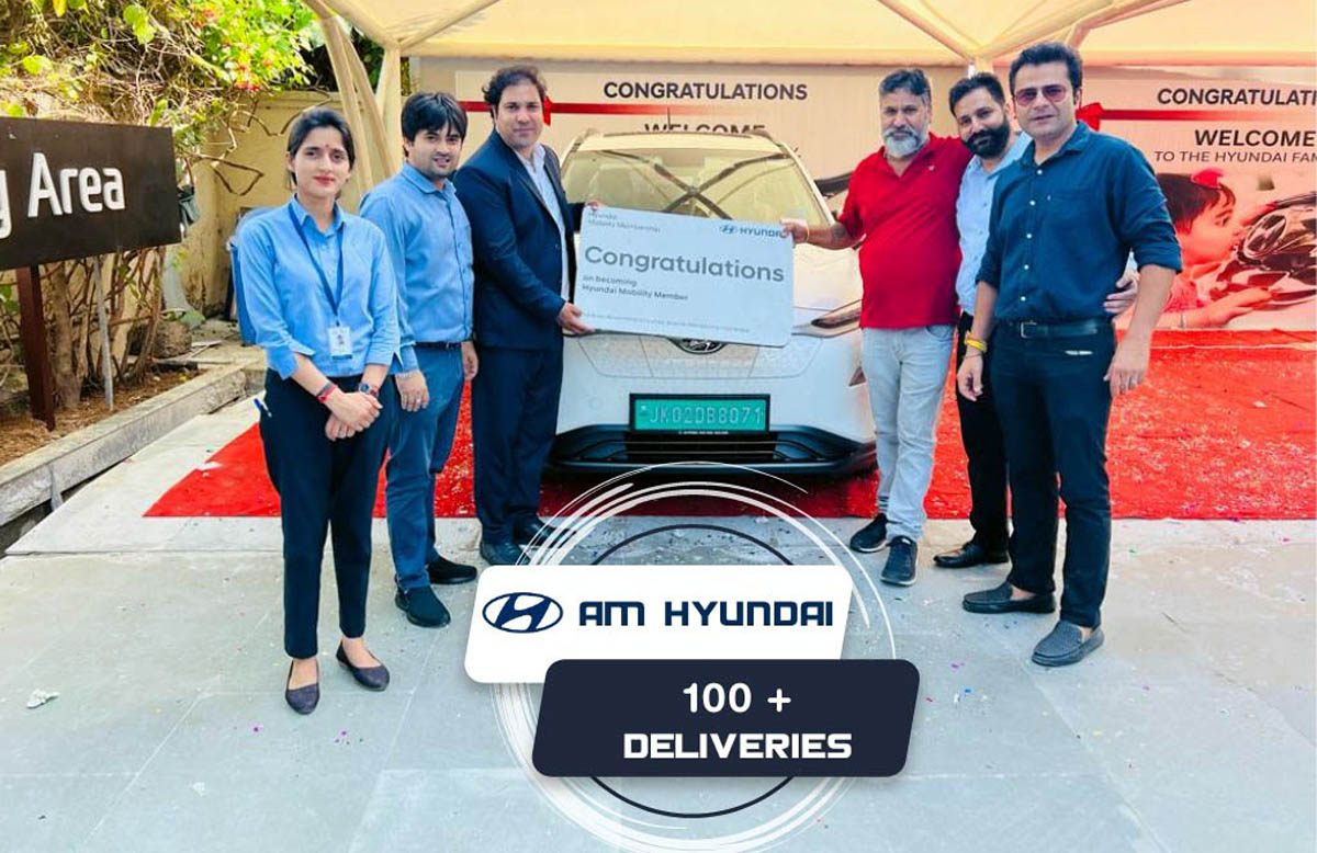 Management of AM Hyundai handing over keys of a car to customer ...