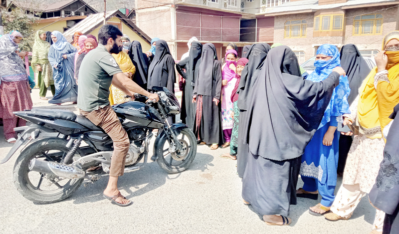 Old Town Baramulla protests against installation of meters - Daily ...