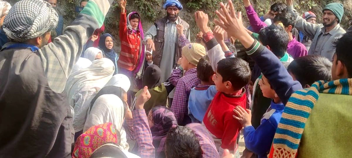 Students and their parents raising slogans during protest. -Excelsior ...