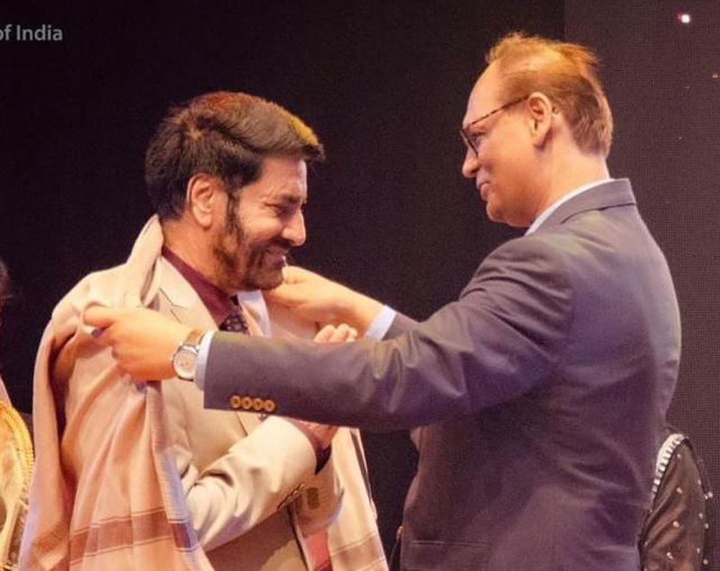 Balwant Thakur honored in Mauritius - Daily Excelsior