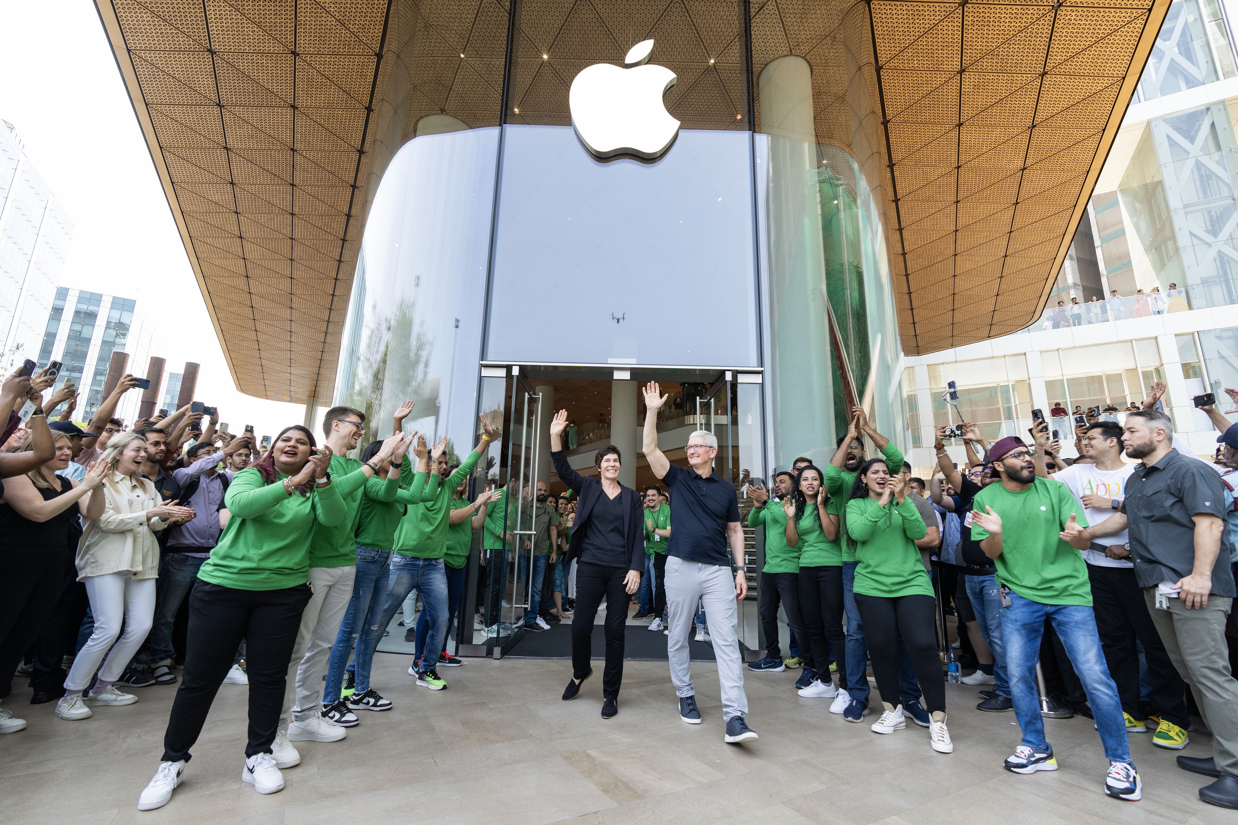 Apple's First Retail Store In India Goes Live; CEO Cook Opens Doors To ...
