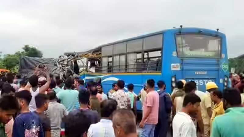 6 killed, 29 injured as bus hits truck in Bengal's Jalpaiguri, CM ...